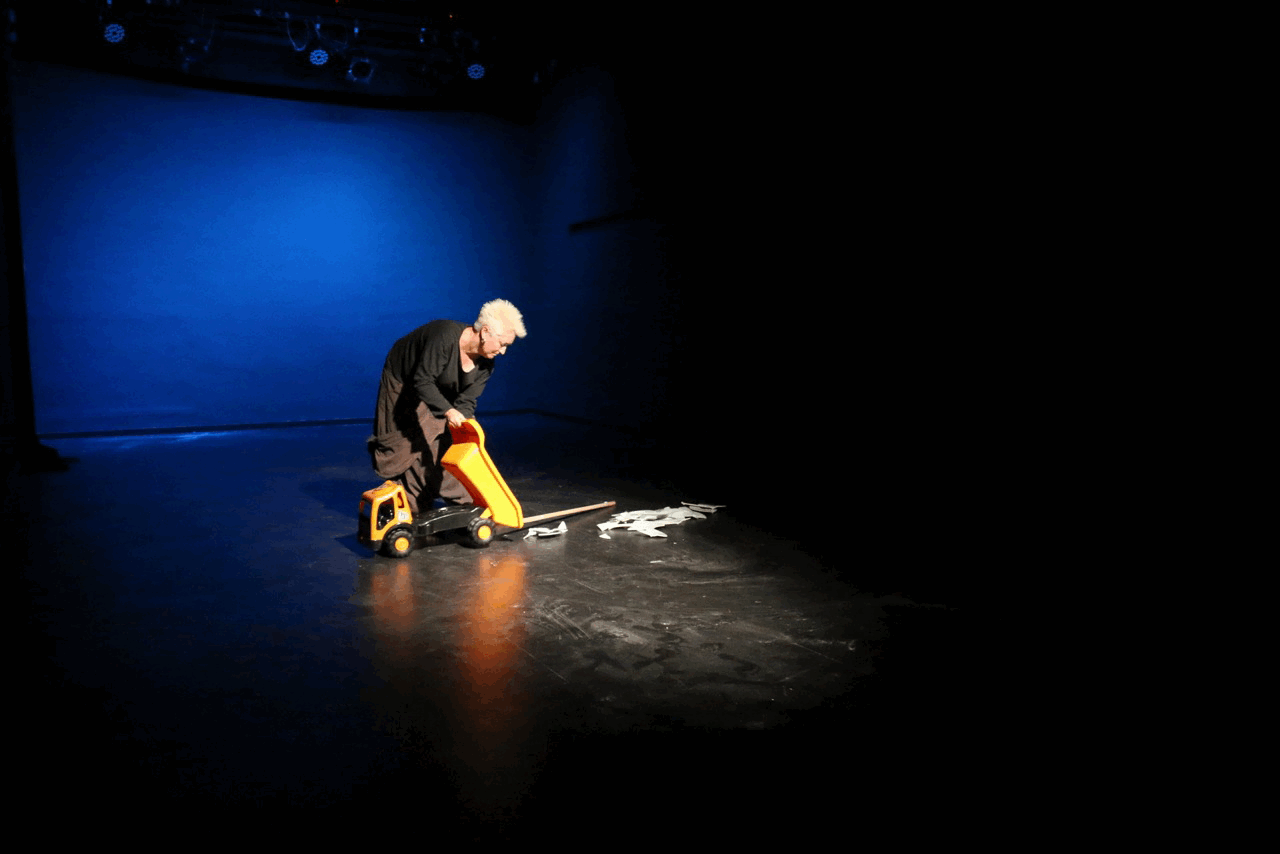 Performance | Lesley Yendell